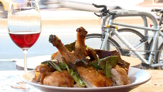 Poulet rôti pour deux et salade aux croûtons de pain - Glouton